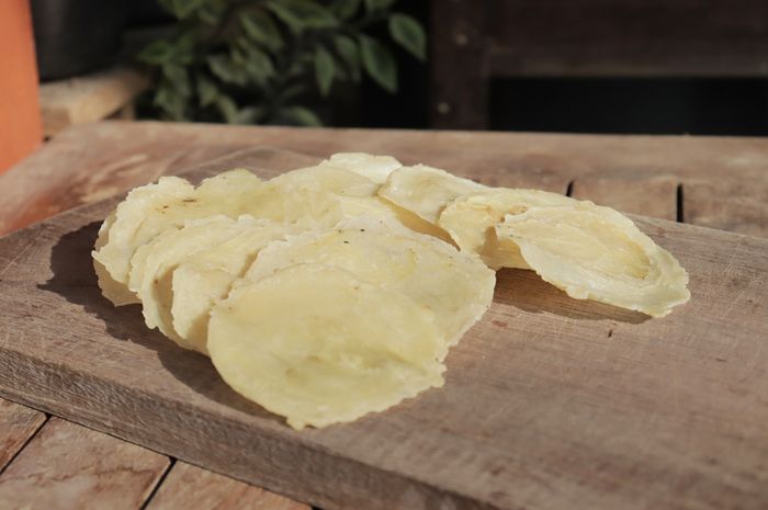 4 Tips Memasak Cepat Emping Melinjo, Hasilnya Renyah dan Harum - Parapuan