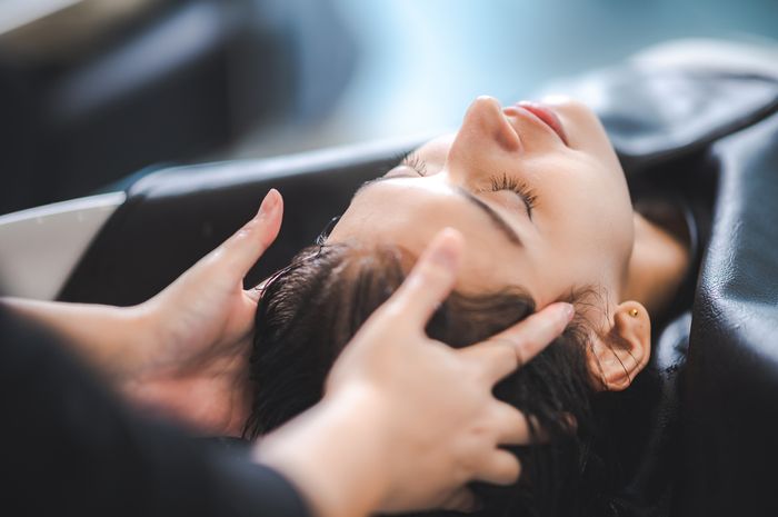 Serupa Tapi Tak Sama, Ini Perbedaan Creambath dengan Hair Spa - Parapuan