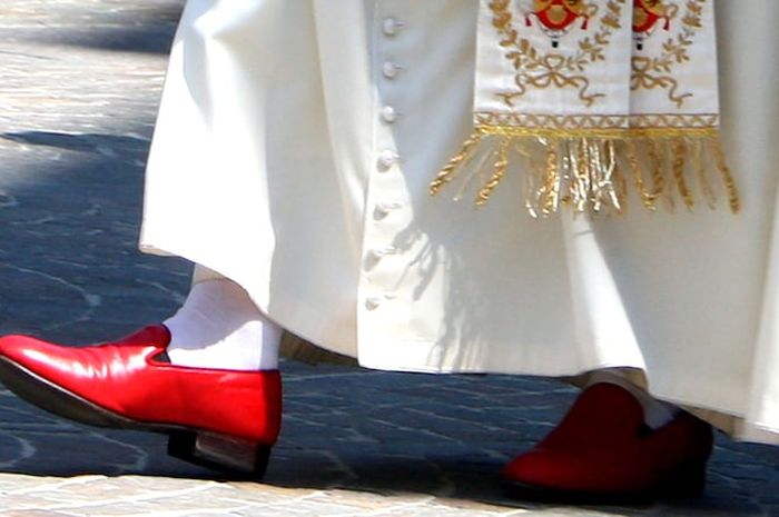 Paus Benediktus XVI Sering Pakai Sepatu Merah, Ini Makna Dibaliknya ...