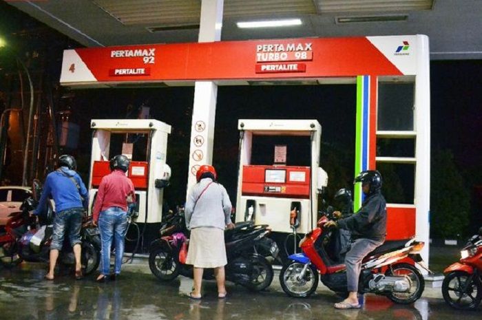 Harga Pertamax Turun Hari Ini Pukul 14.00 WIB, Berikut Rinciannya - Parapuan