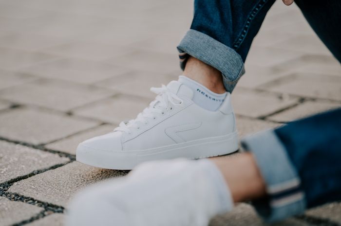 Ini Rekomendasi Sneaker Putih untuk Dipakai Kerja hingga Hangout - Parapuan