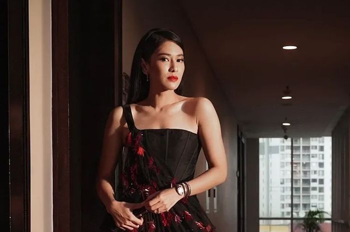 Penampilan Dian Sastro saat Jadi Dosen Tamu di UI, Kenakan Rok Batik ...