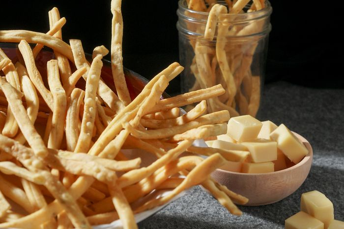 6 Tips Memasak Cepat Stik Keju, Ide Camilan Lebaran Super Renyah - Parapuan