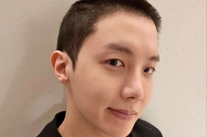 Tulis Pesan dan Pamer Potongan Rambut, J-Hope BTS Jalani Wamil - Parapuan