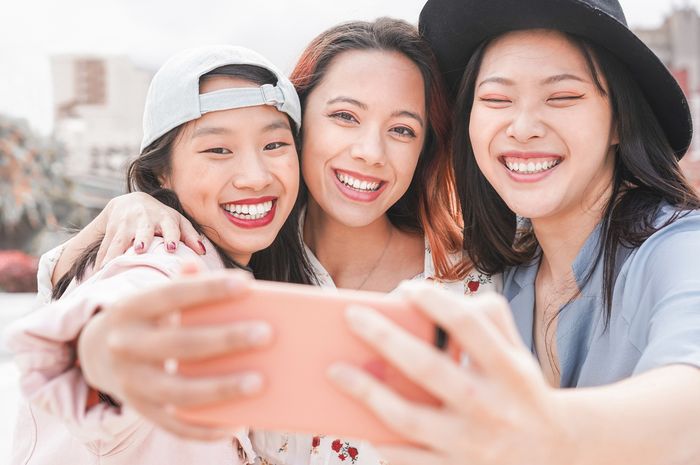 Selain Menyenangkan, Ini Manfaat Jika Kamu Bertemu dengan Teman Lama ...