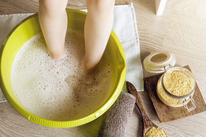 3 DIY Rendaman Kaki, Cocok untuk Relaksasi hingga Kulit Kering - Parapuan