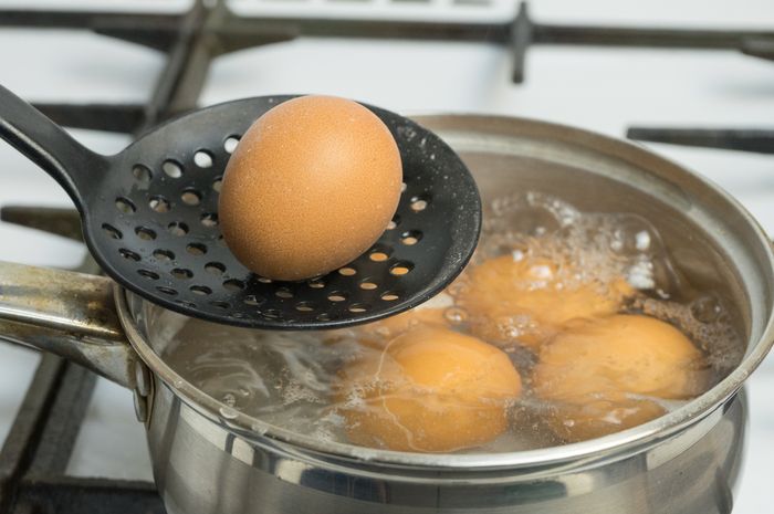 Dijamin Kulitnya Mudah Dikupas, Ini 4 Tips Merebus Telur yang Tepat - Semua Halaman - Parapuan