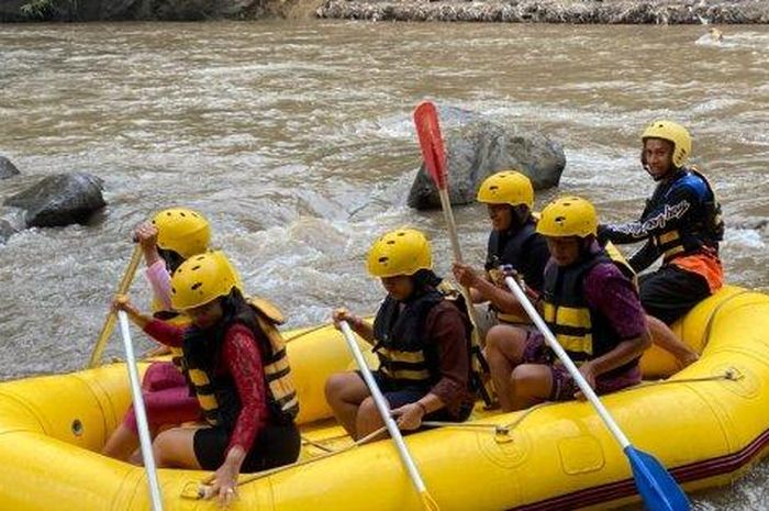 Kampanyekan Kebaya Goes to UNESCO, Sejumlah Siswi di Bali Rafting Pakai ...