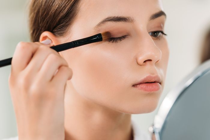 Cara Baru Memakai Eyeshadow yang Lagi Viral di TikTok, yuk Cobain ...