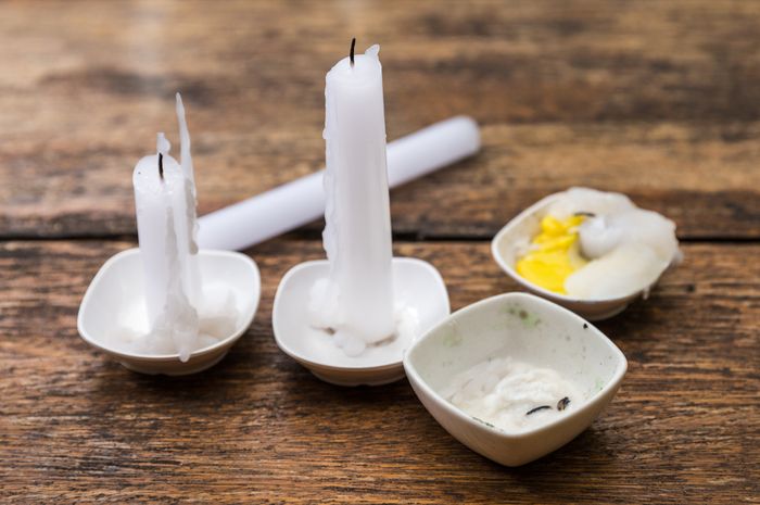 Hindari Kerak, Begini Cara Menghilangkan Tetesan Lilisan di Perabotan ...