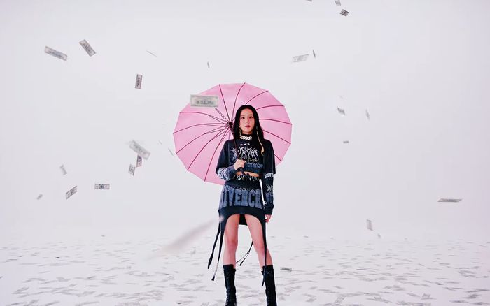 Gaya Jisoo BLACKPINK di MV Shut Down, Ada Outfit Givenchy hingga Anting ...