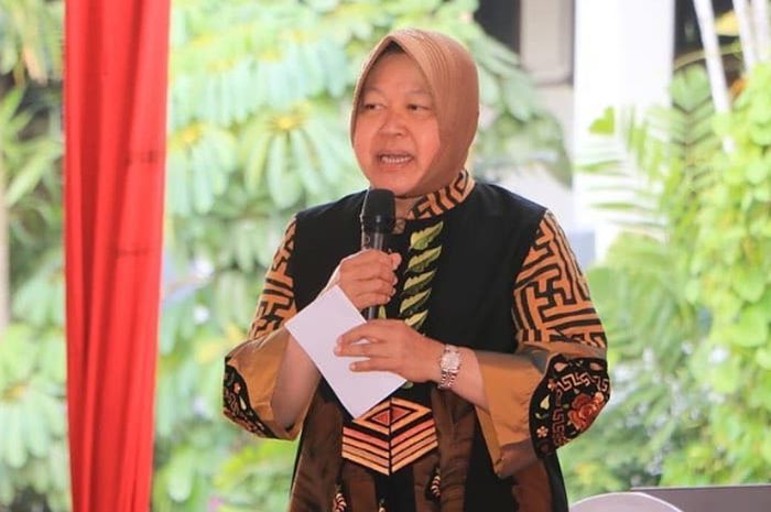 Awali Karier Jadi PNS, Berikut Profil Menteri Sosial Tri Rismaharini - Parapuan